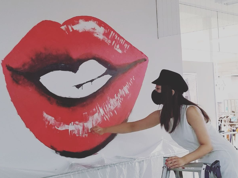 【momoco_vol.03】色をこよなく愛する画家の大好きなモノすべて。 - スニーカーズ ケア公式サイト